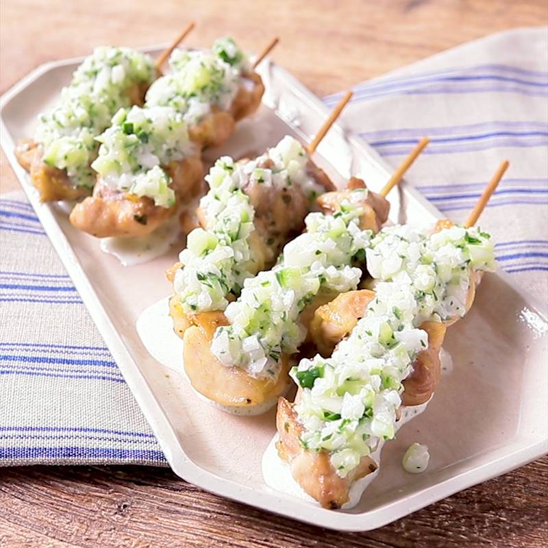 玉ねぎヨーグルトソースでギリシャ風焼き鳥 作り方・レシピ | クラシル